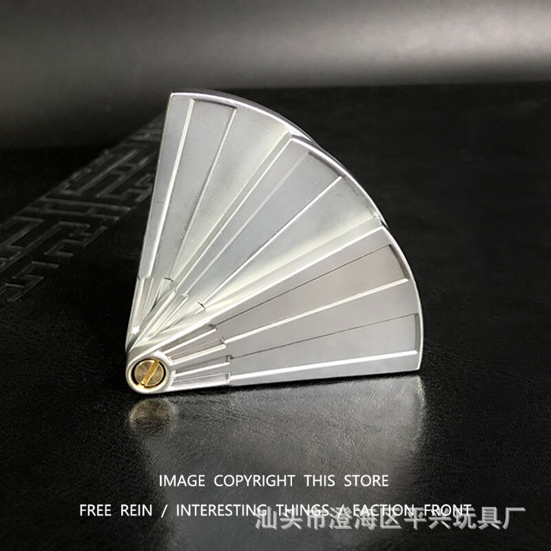 Игрушка EDC: новый складной веер, антистрессовая игрушка в виде карты, спиннер для пальцев, металлическая антистрессовая монета с щелкающим звуком.