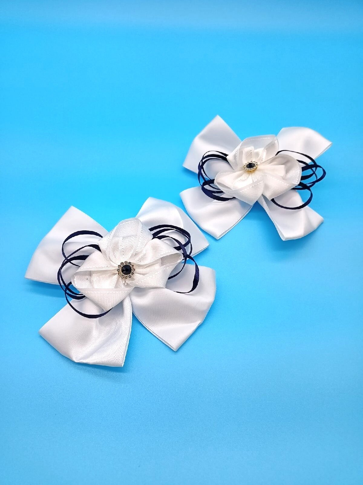 Банты для девочек / в школу / 2 штуки / белый / стразы