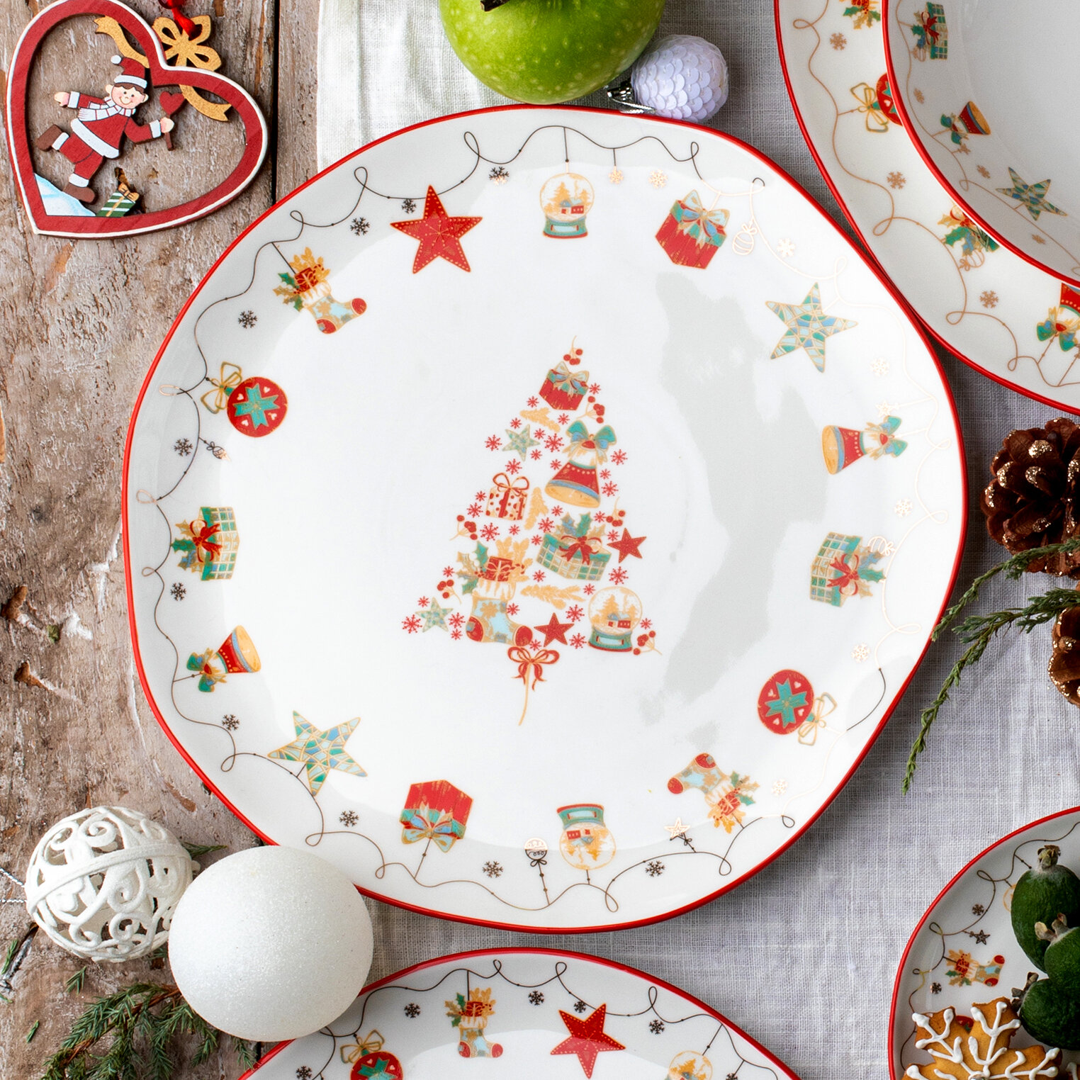 Новогодняя тарелка обеденная "Christmas Gift" 26 см из фарфора