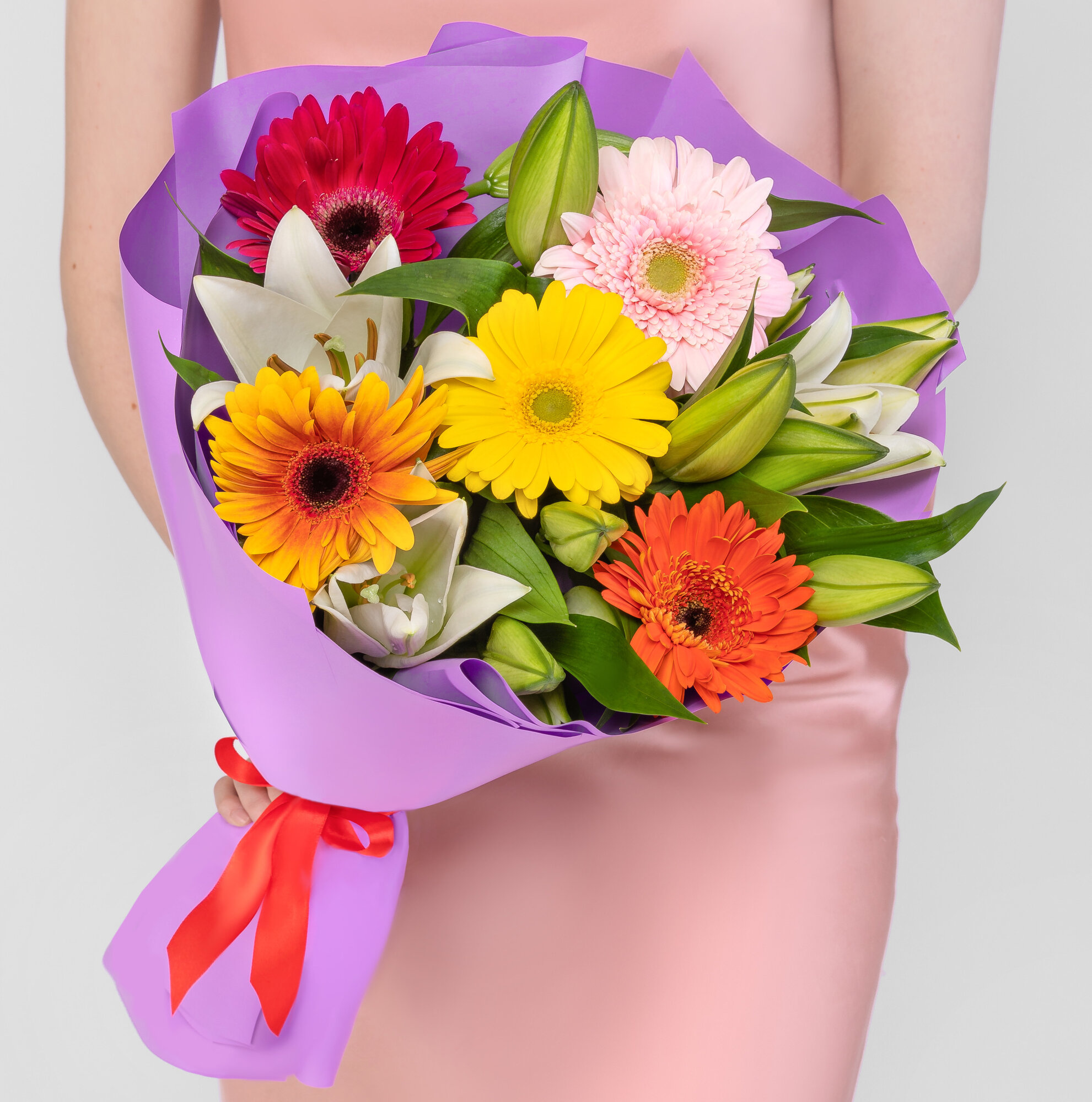 Дуо-букет Мегацвет24 "Герберы микс и Лилии восточные белые", дизайнерская упаковка