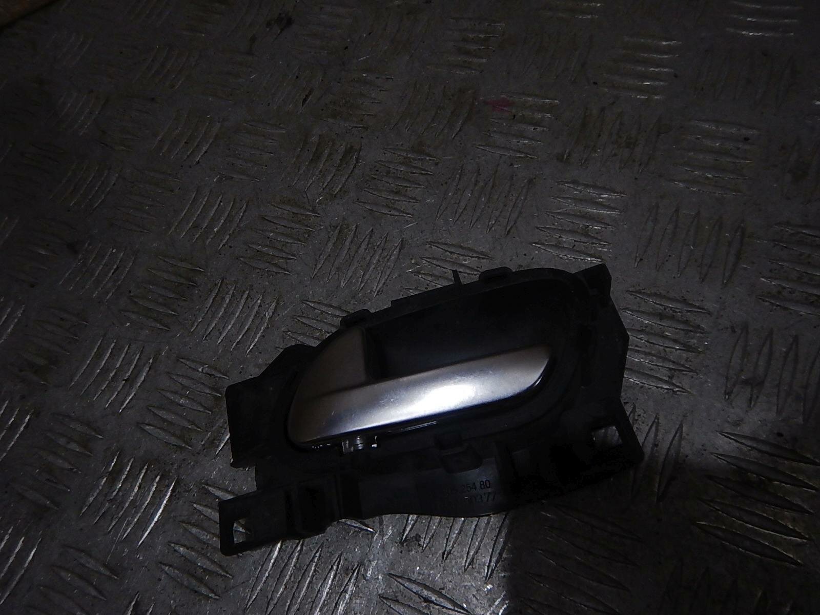 Б/У Ручка двери внутренняя левая, Citroen (Ситроен)-C4 (11-) CITROEN C4 (11-) Мелкие царапины. 481659 Peugeot-Citroen ар...