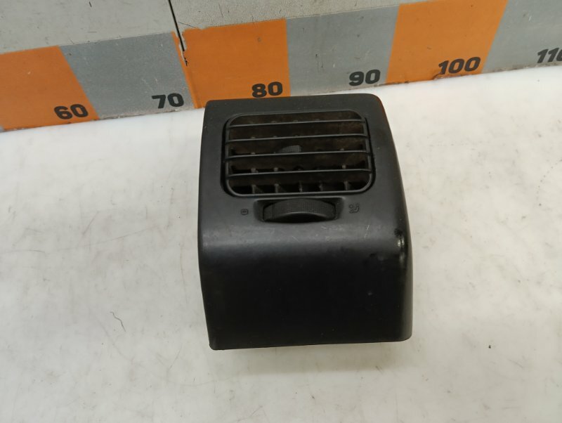 Б/У Фольксваген Гольф 3 Дефлектор воздушный Volkswagen Golf 1995 3, 1H1 Прав. 293095 VAG арт. 1H6819704D01C