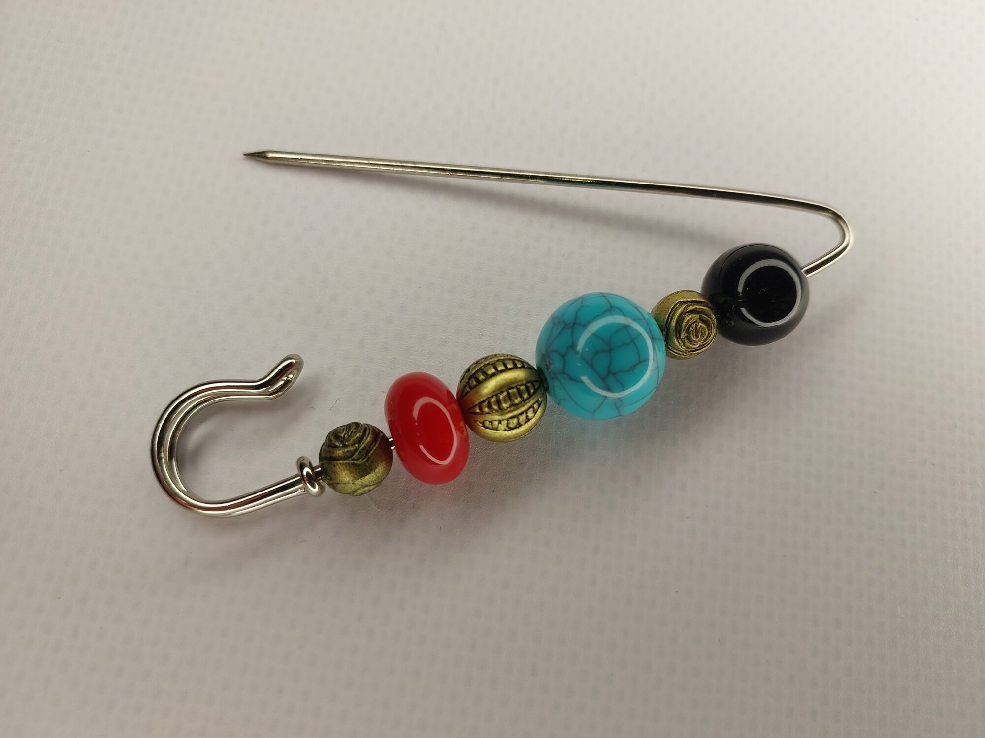 Булавка брошь "Камешки" для кардигана, пальто, платков, костюмов, одежды. Цвет серый синий красный.