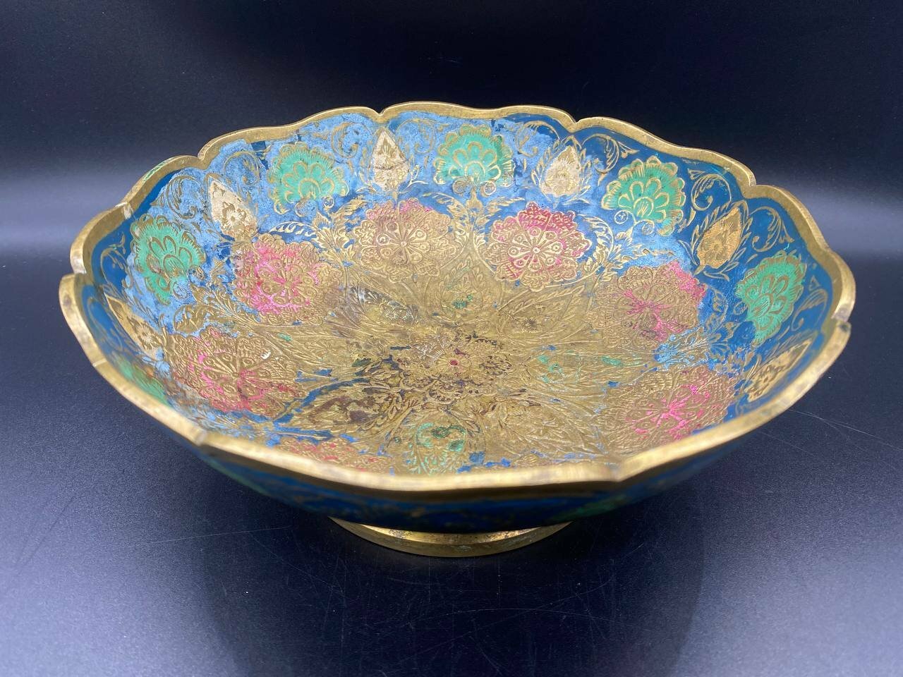 Конфетница округлой формы с фигурным бортом с цветочным декором, латунь, эмали