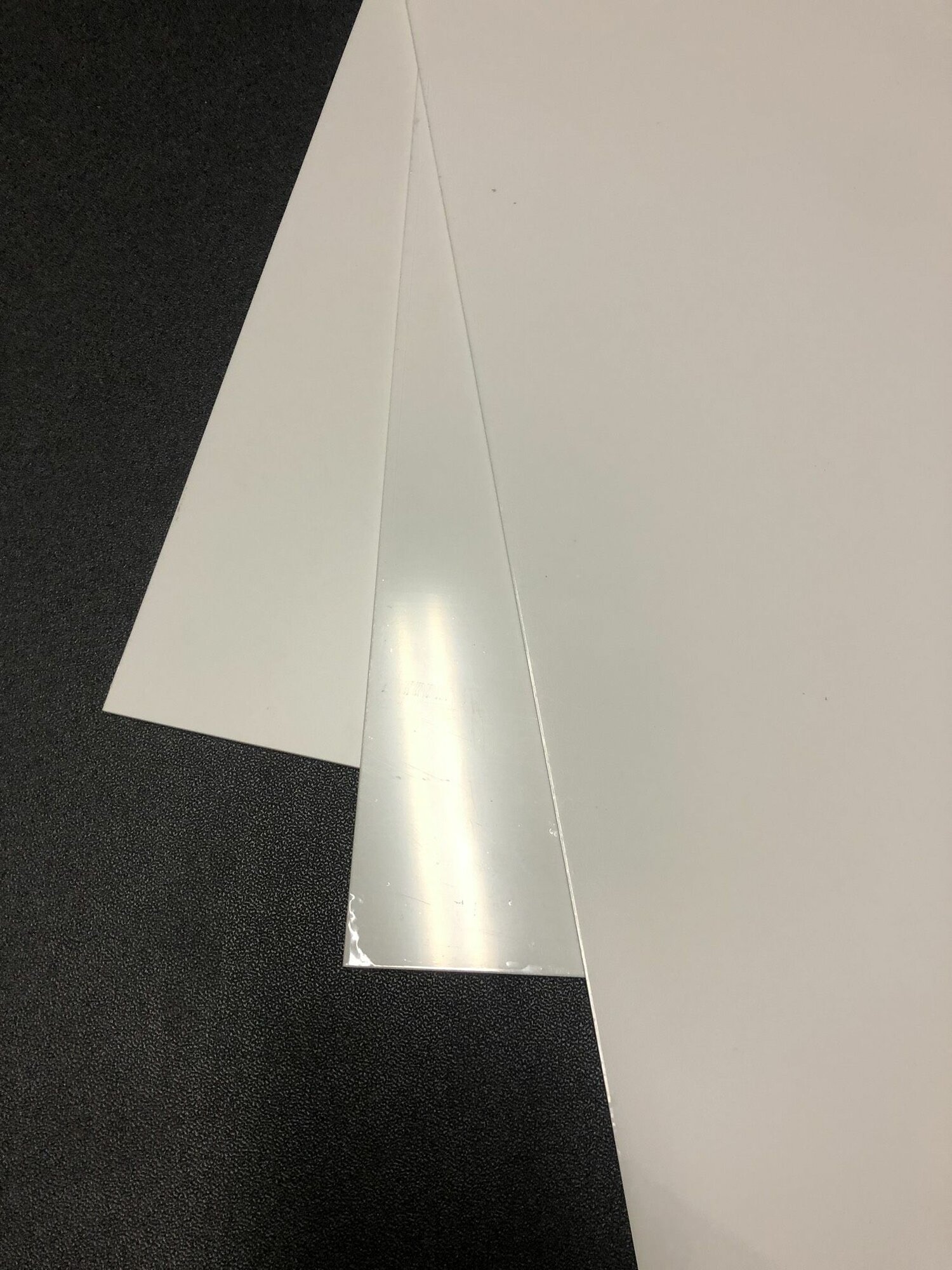 Белый светопрозрачный полистирол 250*250*1мм с защитной пленкой