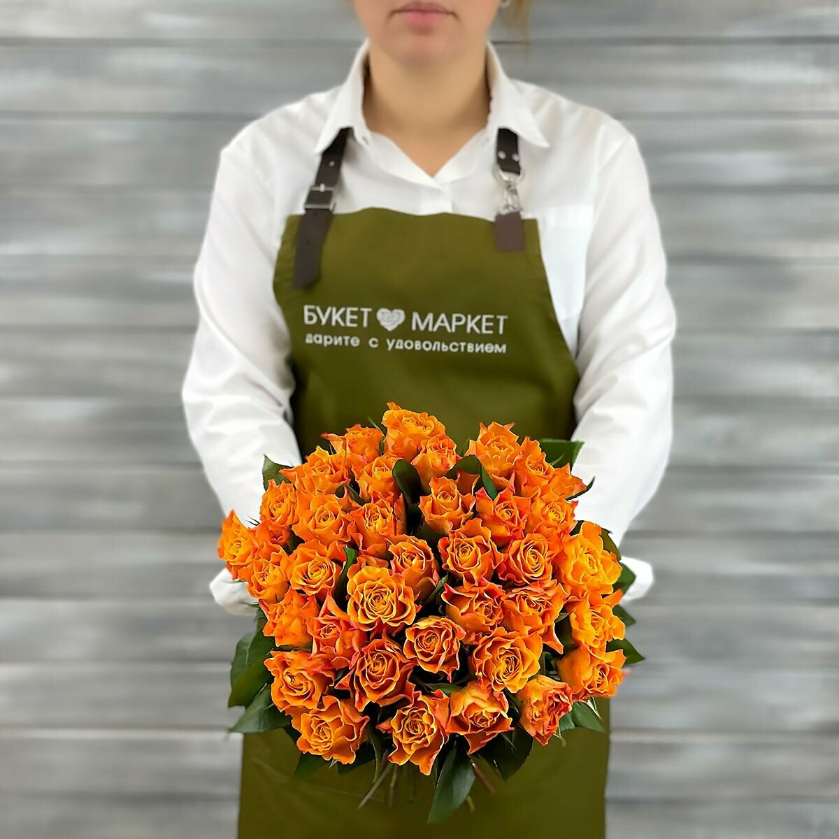 Монобукет "Букет Маркет", 21 кенийская роза, сборка на стеблях, оранжевый цвет