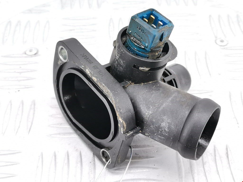 Фланец (штуцер системы охлаждения тройник) Volkswagen Passat 5 050121132B арт. 1733440