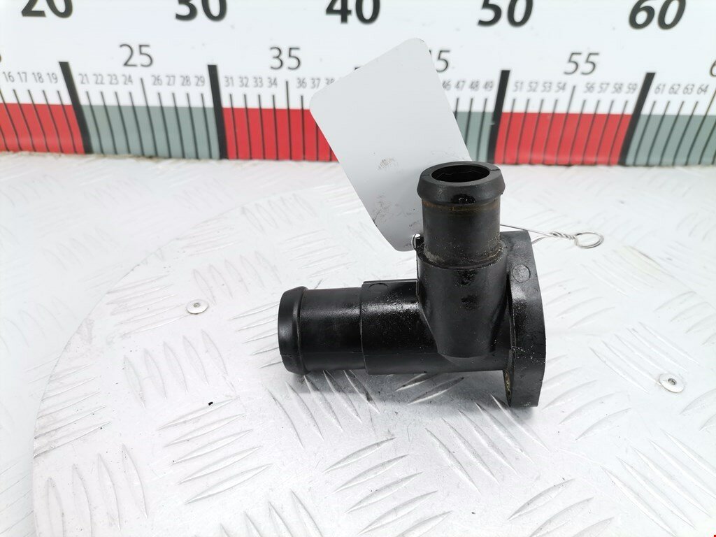 Фланец (штуцер системы охлаждения тройник) Volkswagen Passat 5 028121144N арт. 1629519