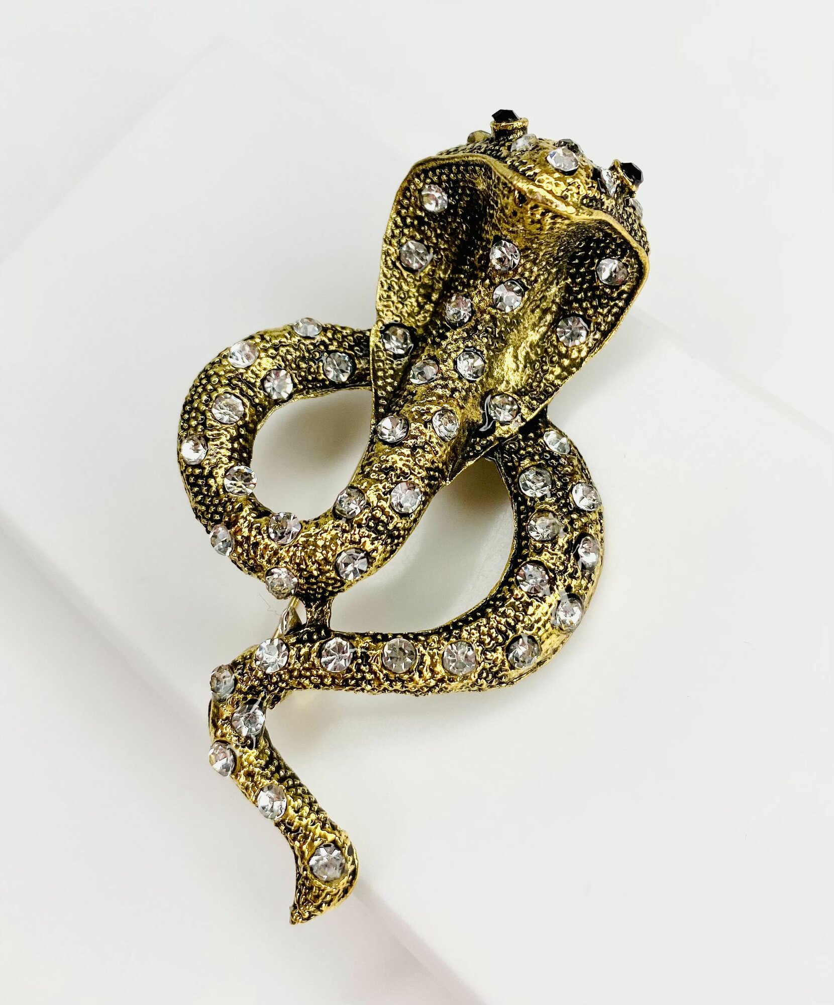 Брошь, стразы, искусственный камень