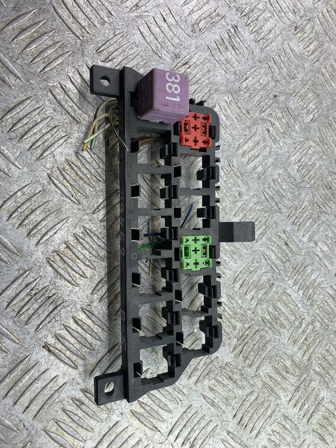 Блок реле Volkswagen Passat B5 1998 8D0937503E