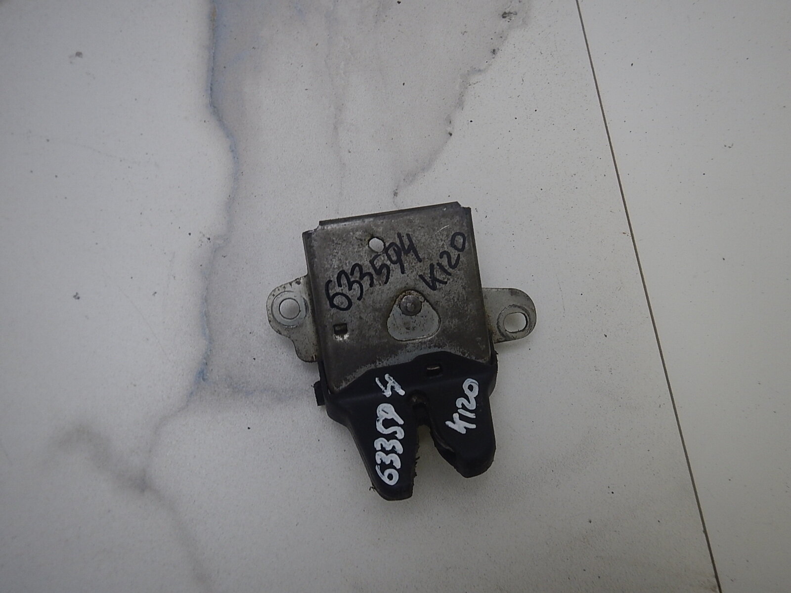 Б/У Замок багажника, Toyota (Тойота)-COROLLA 120 (01-06) TOYOTA COROLLA 120 (01-06) седан Трещина на накладке. 633594 TOY...