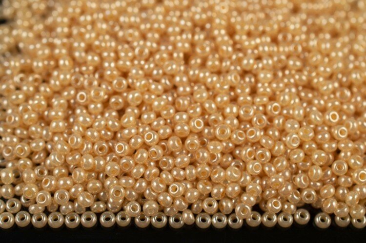 Бисер чешский PRECIOSA круглый 10/0 47112 кремовый непрозрачный, 20 грамм