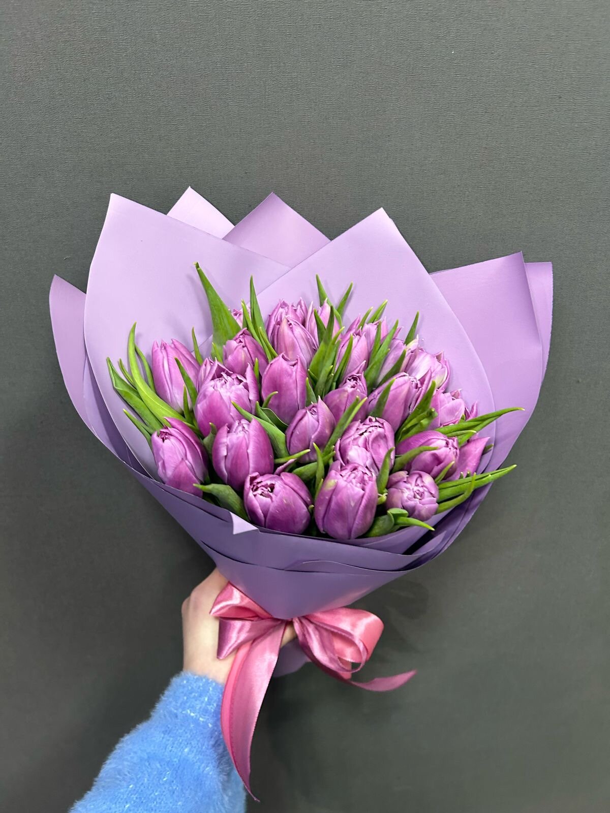 Букет из 25 пионовидных тюльпанов Дабл Прайс в фиолетовой пленке
