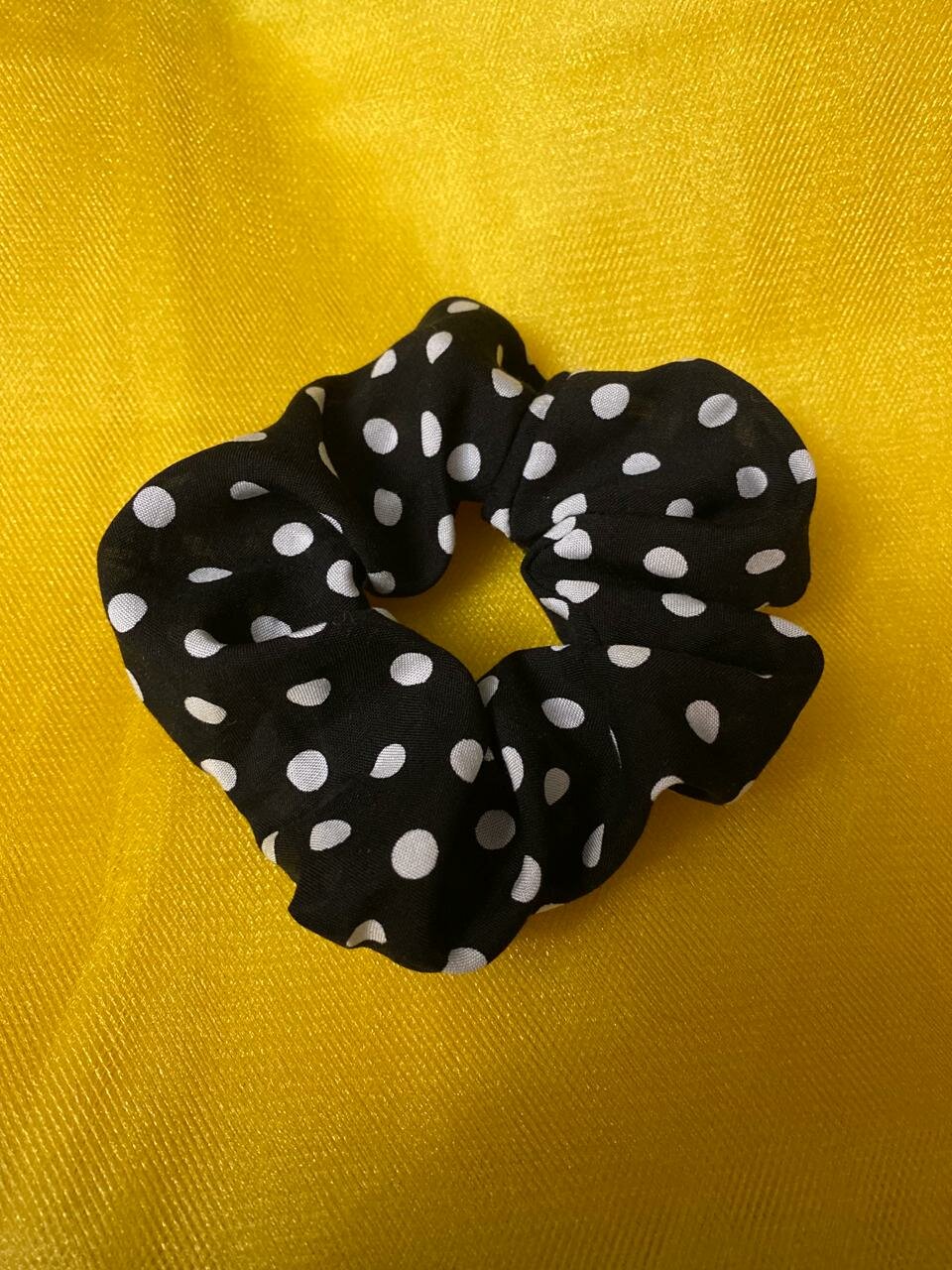 Резинка для волос из штапеля белый горох на чёрном фоне