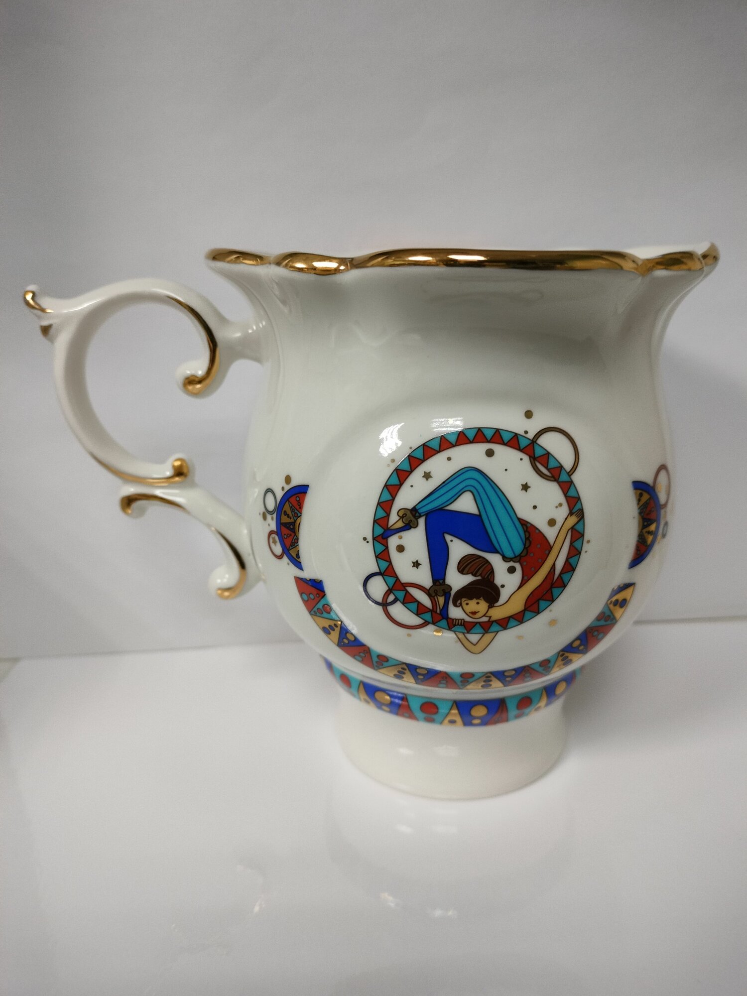 Бокал для чая. фарфоровый "цирк" (гимнастка + Медведица на велосипеде). Авторская работа, Россия.