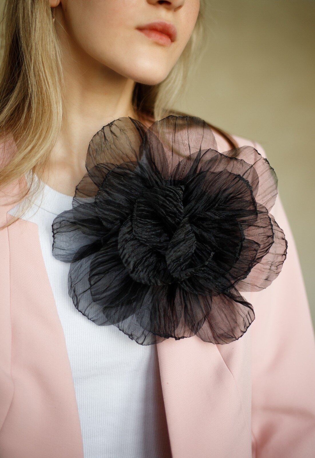 Брошь цветок органза Черная роза/Цветок объемный из ткани/Бант для волос Черная роза/Бант на футболку/заколка для волос/бант для футболки/объемный цветок для футболки/Бант для одежды/Бант на одежду/футболка с бантом