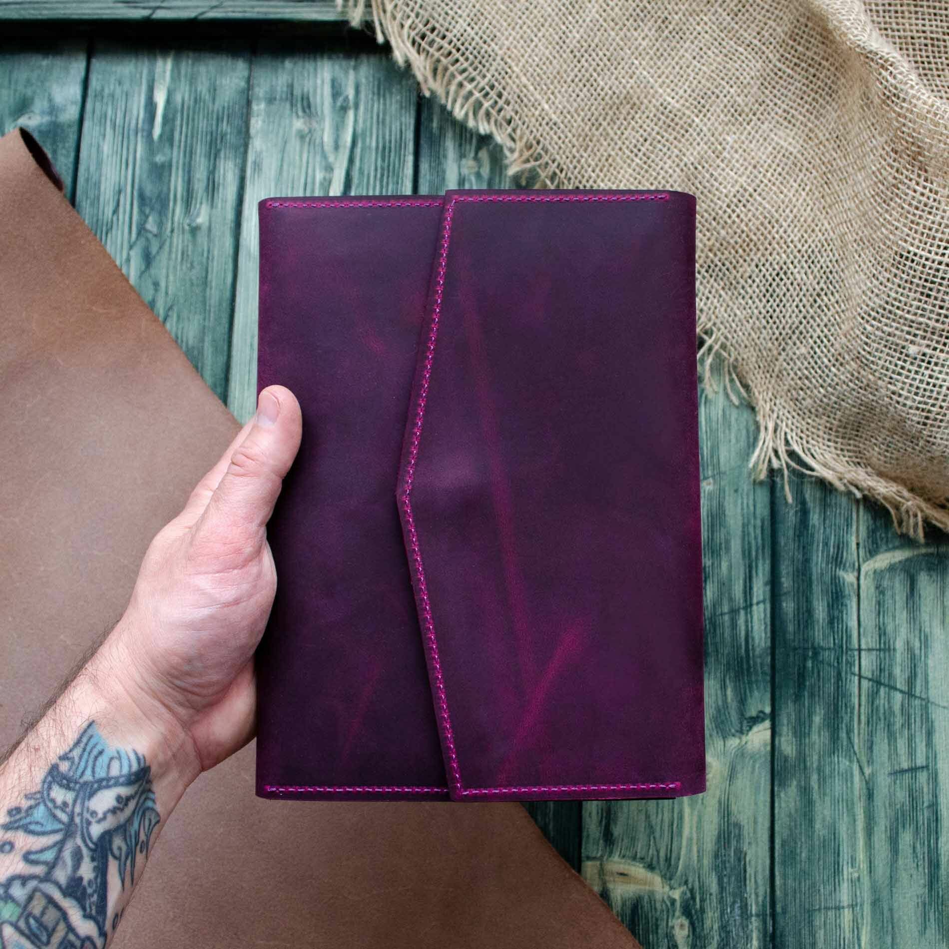 Кожаный блокнот в точку формата А5 со сменным блоком. Малиновый цвет.