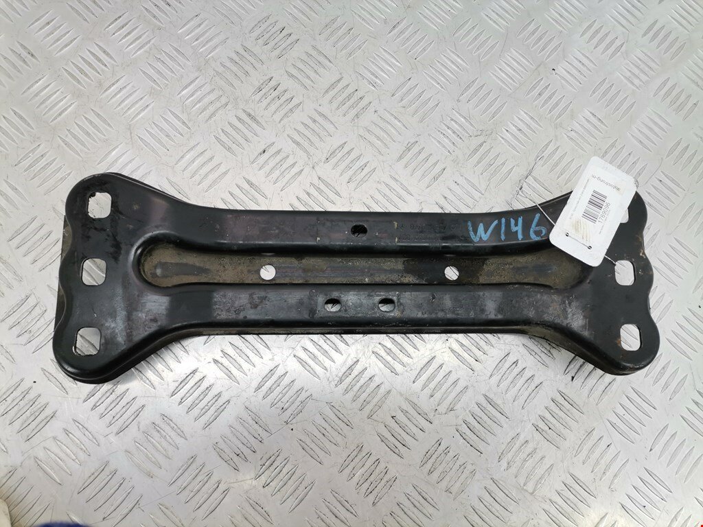 Кронштейн (крепление лапа траверса) кпп Mercedes C-Class (W204) A2042420501 арт. 1769096
