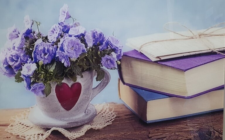 Картина на стекле "Фиалки в горшочке и книжки в синей обложке"