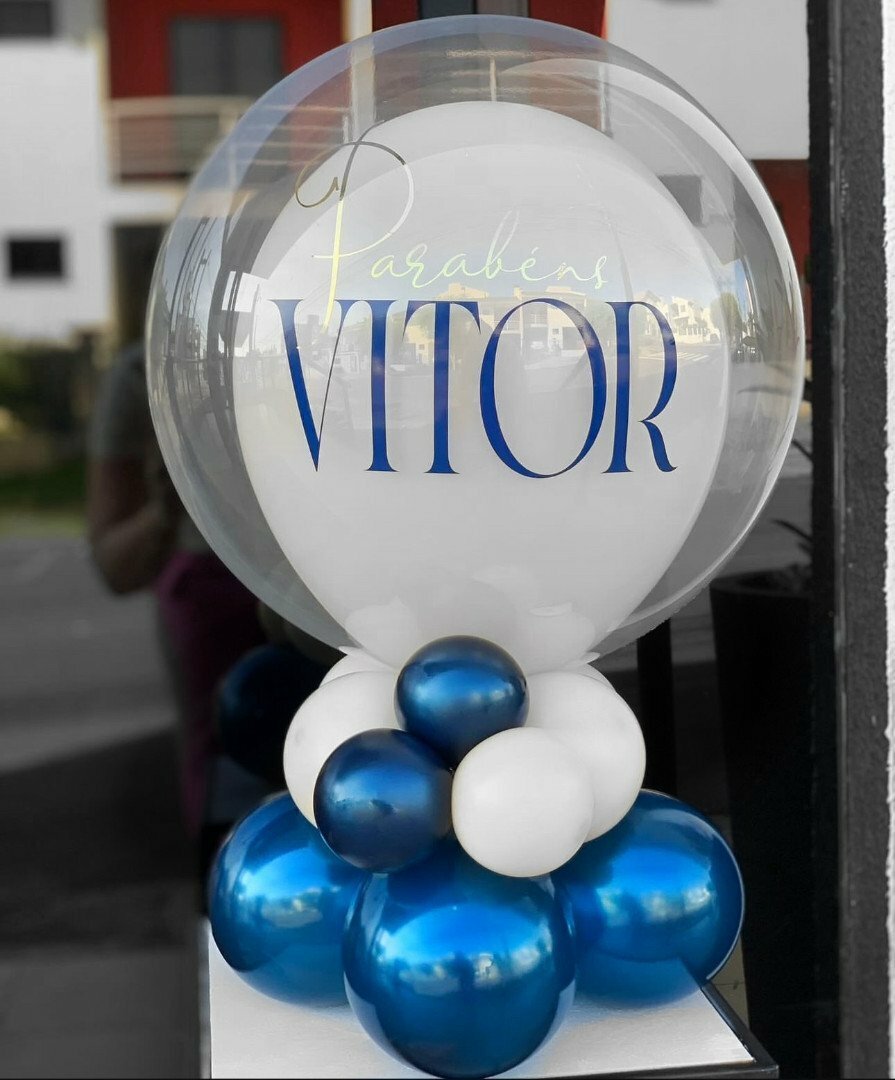 Шар Bubbles с индивидуальной надписью на подставке из латексных шаров