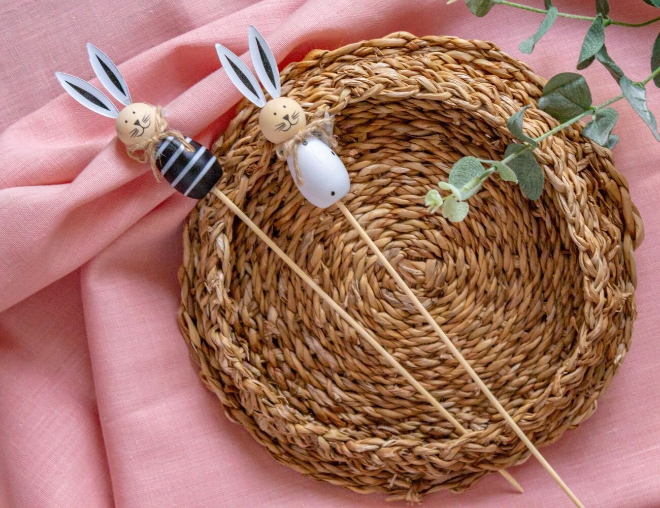 Пасхальные кролики на палочке, дерево, черный с белым, 2 шт