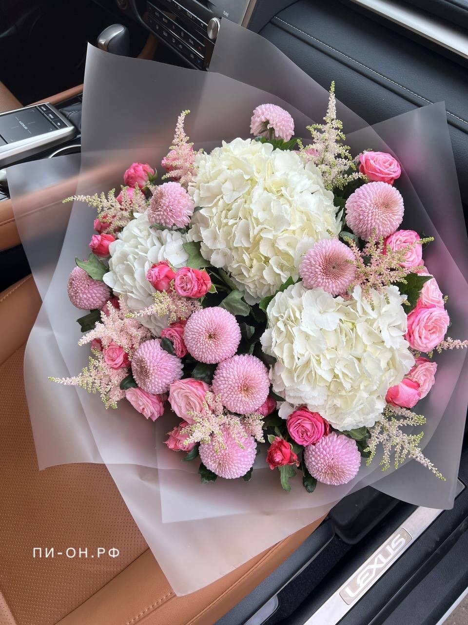 Букет живых цветов из астильбы, белых гортензий, хризантем и пионовидных роз в стильной упаковке