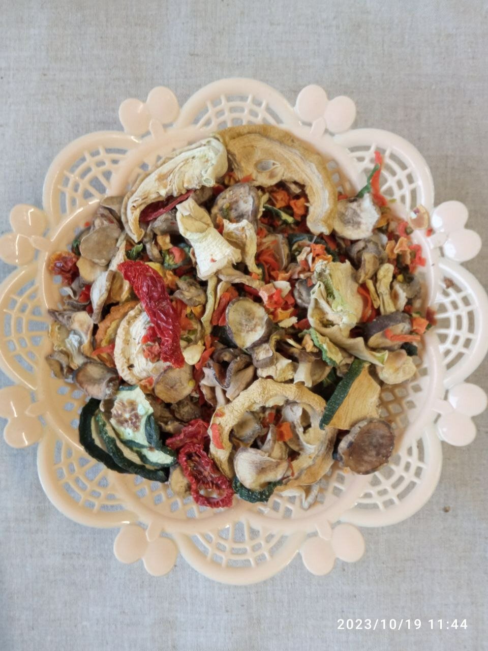 Лакомство для грызунов ChinZoo Овощная смесь 100 гр, добавка к основному рациону