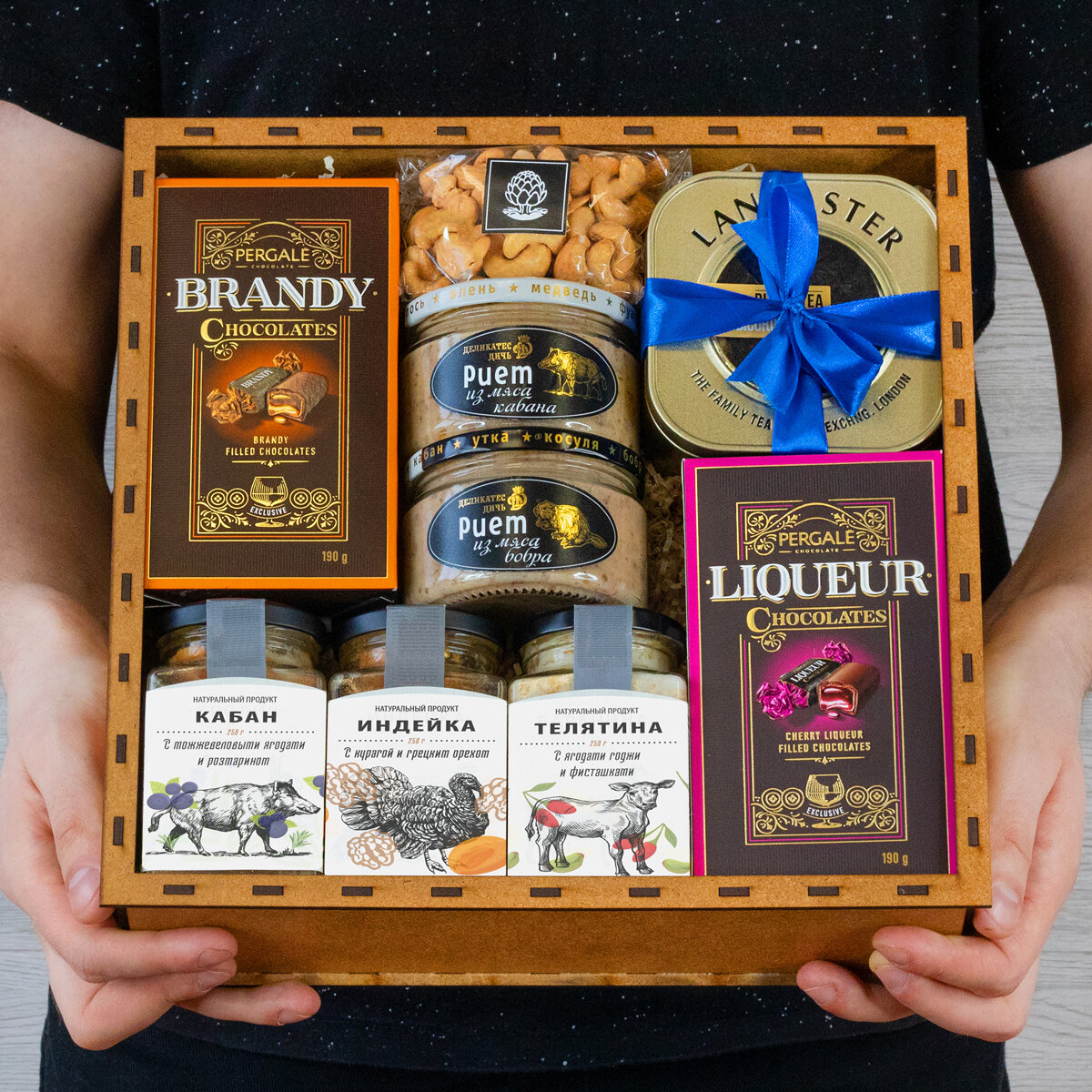 Подарочный набор парню в деревянном боксе ART-Box с конфетами и мясными продуктами #356