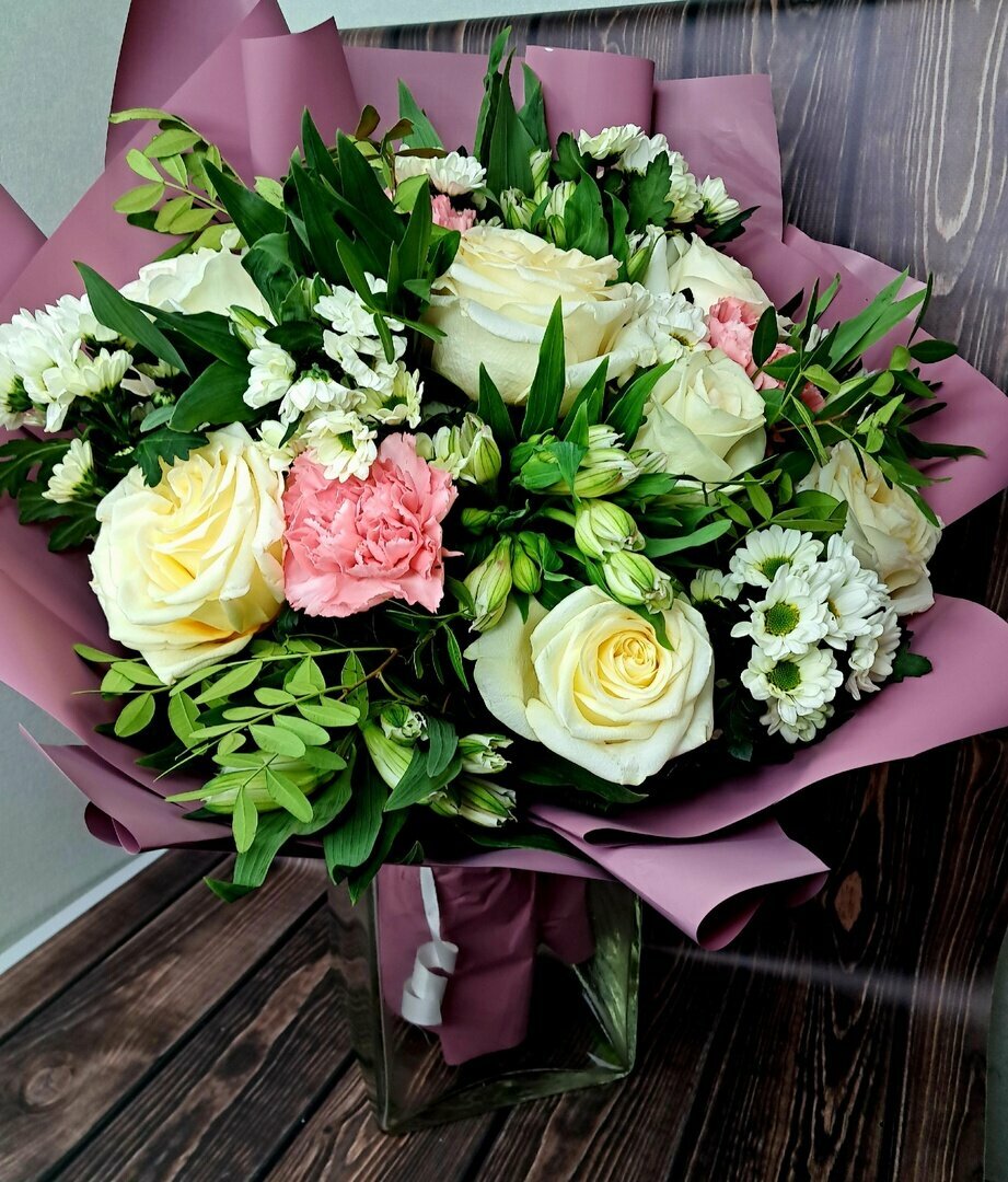 Букет "Белая пышная ароматная роза", с альстромериями и диантусами, в стильной упаковке