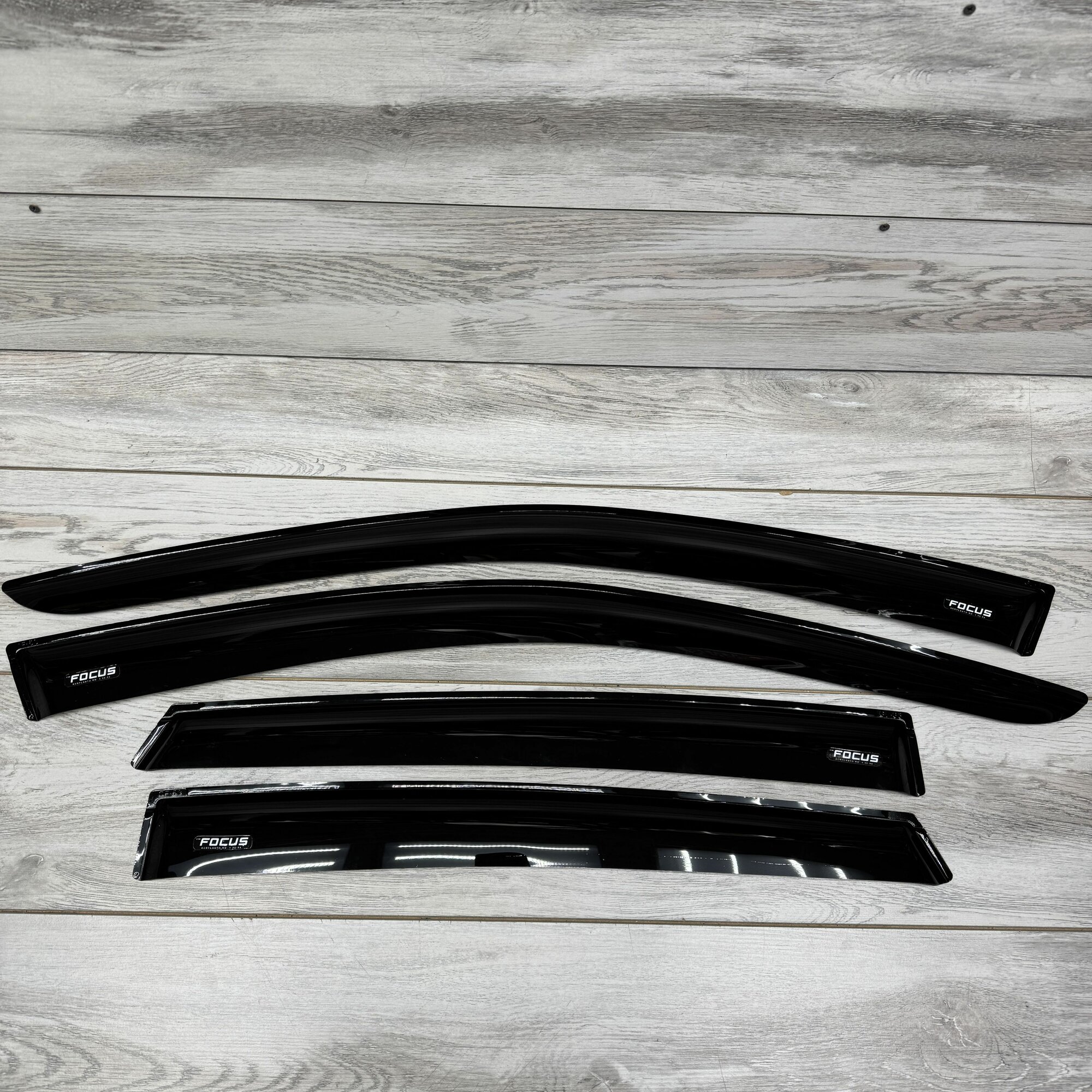 Дефлекторы (ветровики) окон на Ford Focus 1 седан 1998-2004 (Форд)