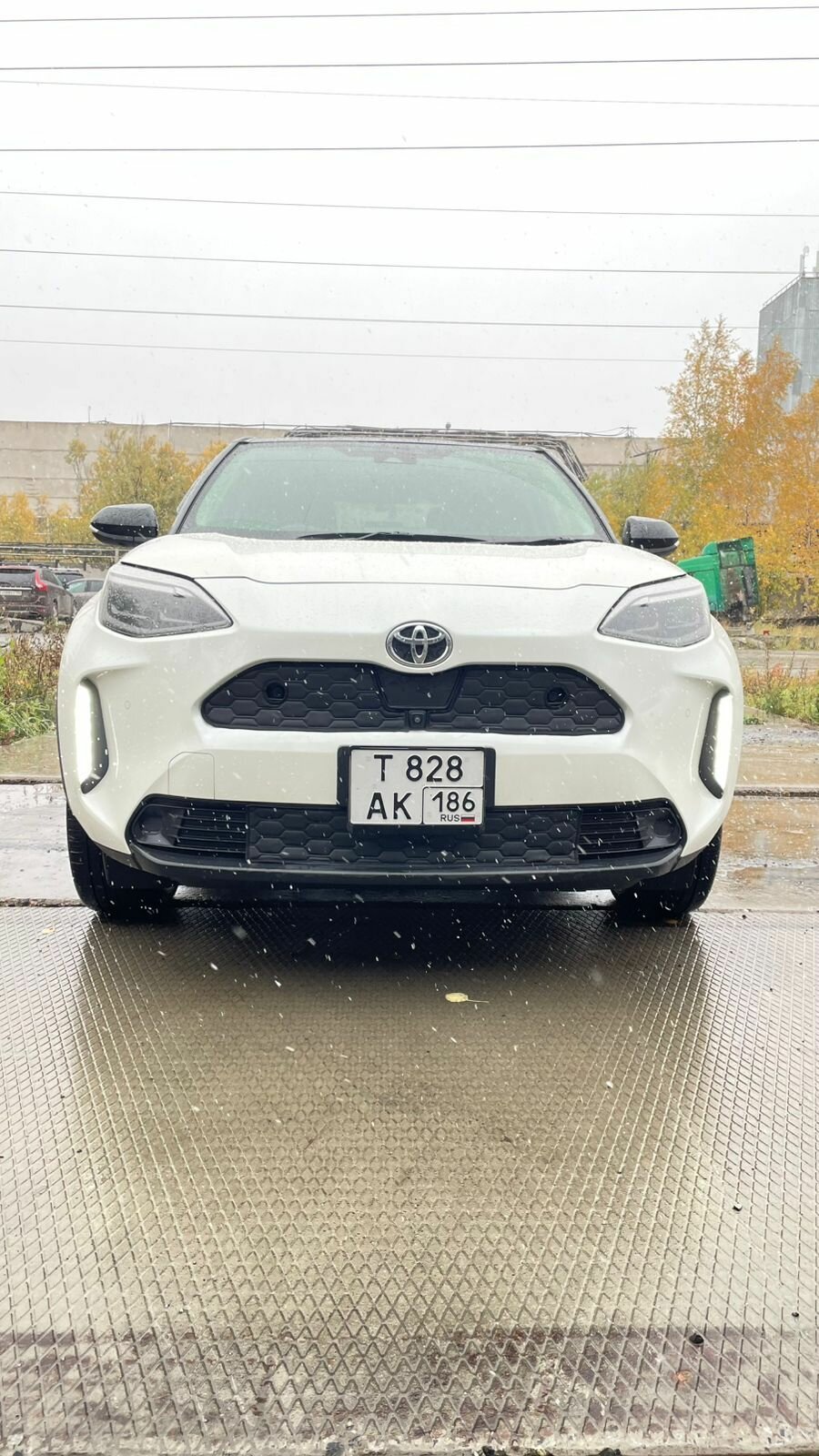 Утеплитель радиатора и бампера для Toyota Yaris Cross Тойота Ярис Кросс (2020-2024)с вырезами под камеру и под парктроники
