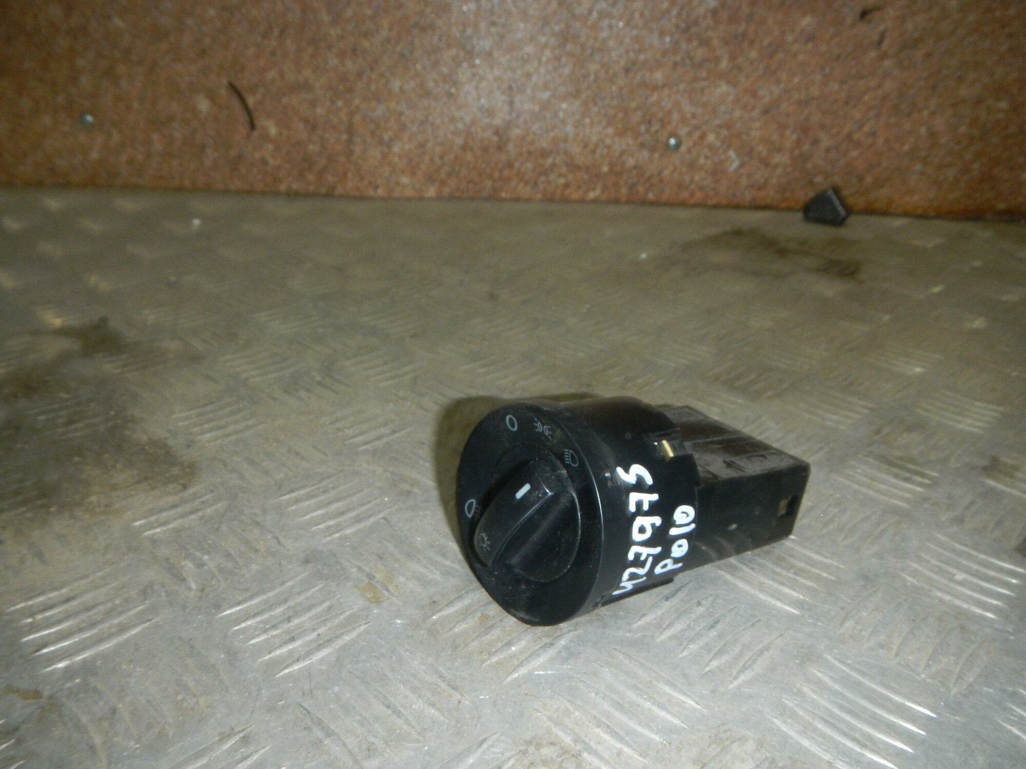 Б/У Переключатель света фар, Volkswagen (Фольксваген)-POLO (SED RUS) (11-) VOLKSWAGEN POLO (Sed RUS) (11-) Царапины. 427...