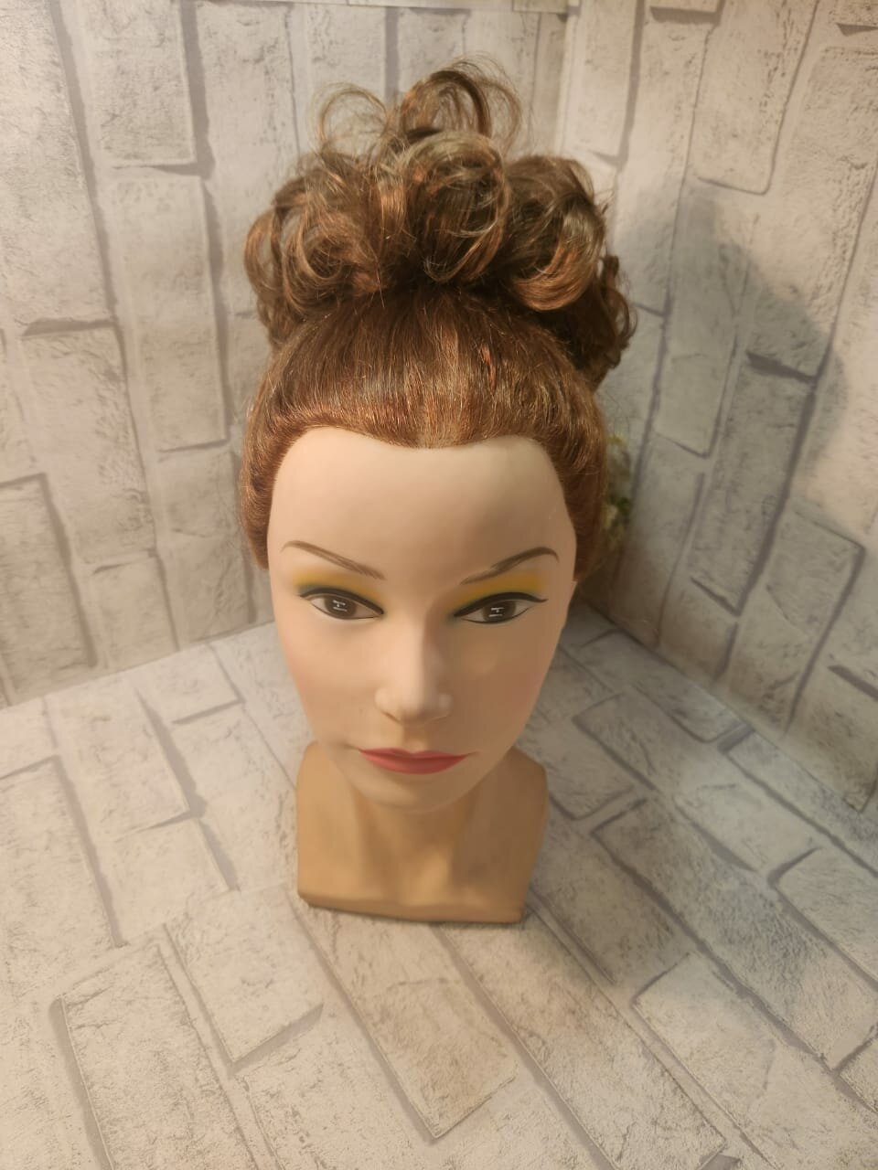 Шиньон на крабе, имеет кудрявые волосы, сделаны из премиальных материалов, искусственные волосы, цвет Светло русый