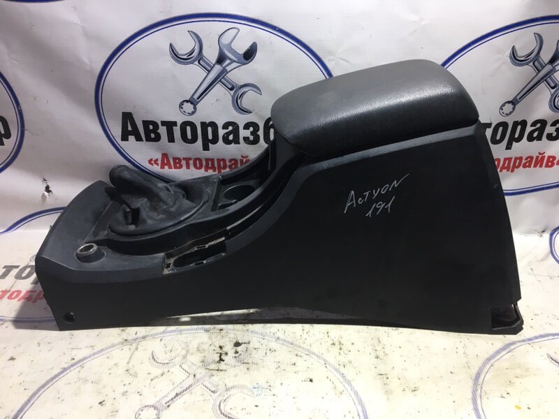 Б/У подлокотник SsangYong Actyon Sports 2010 QJ D20DT 13860 SSANG YONG арт. 7795131000