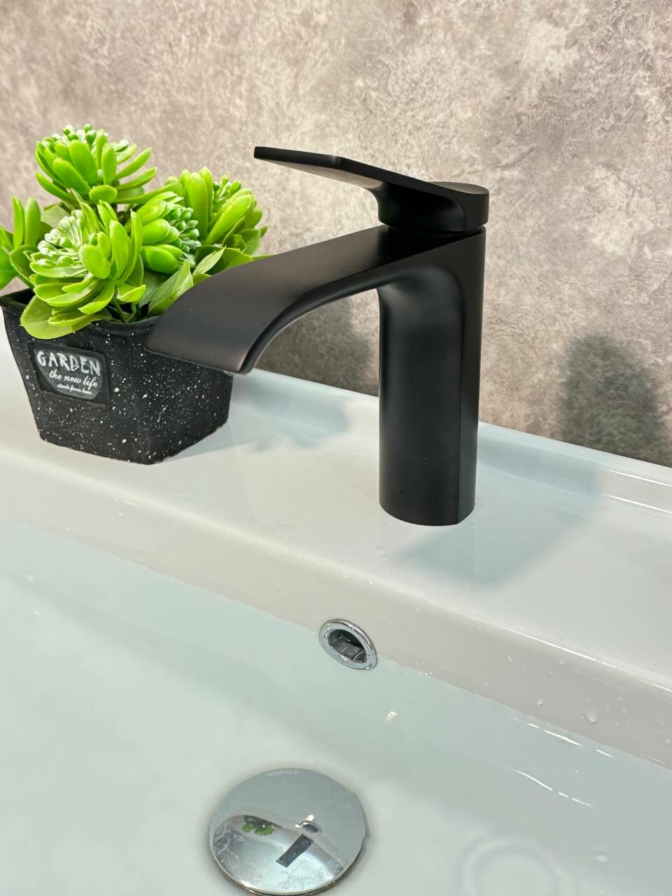 Смеситель для раковины и умывальника из латуни V343511-C цвет черный от бренда Vieir