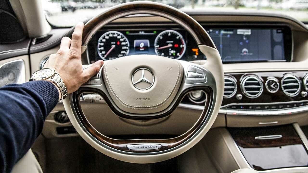 Картина на холсте 110x60 LinxOne "Руль Машины Mercedes Салон" интерьерная для дома / на стену / на кухню / с подрамником