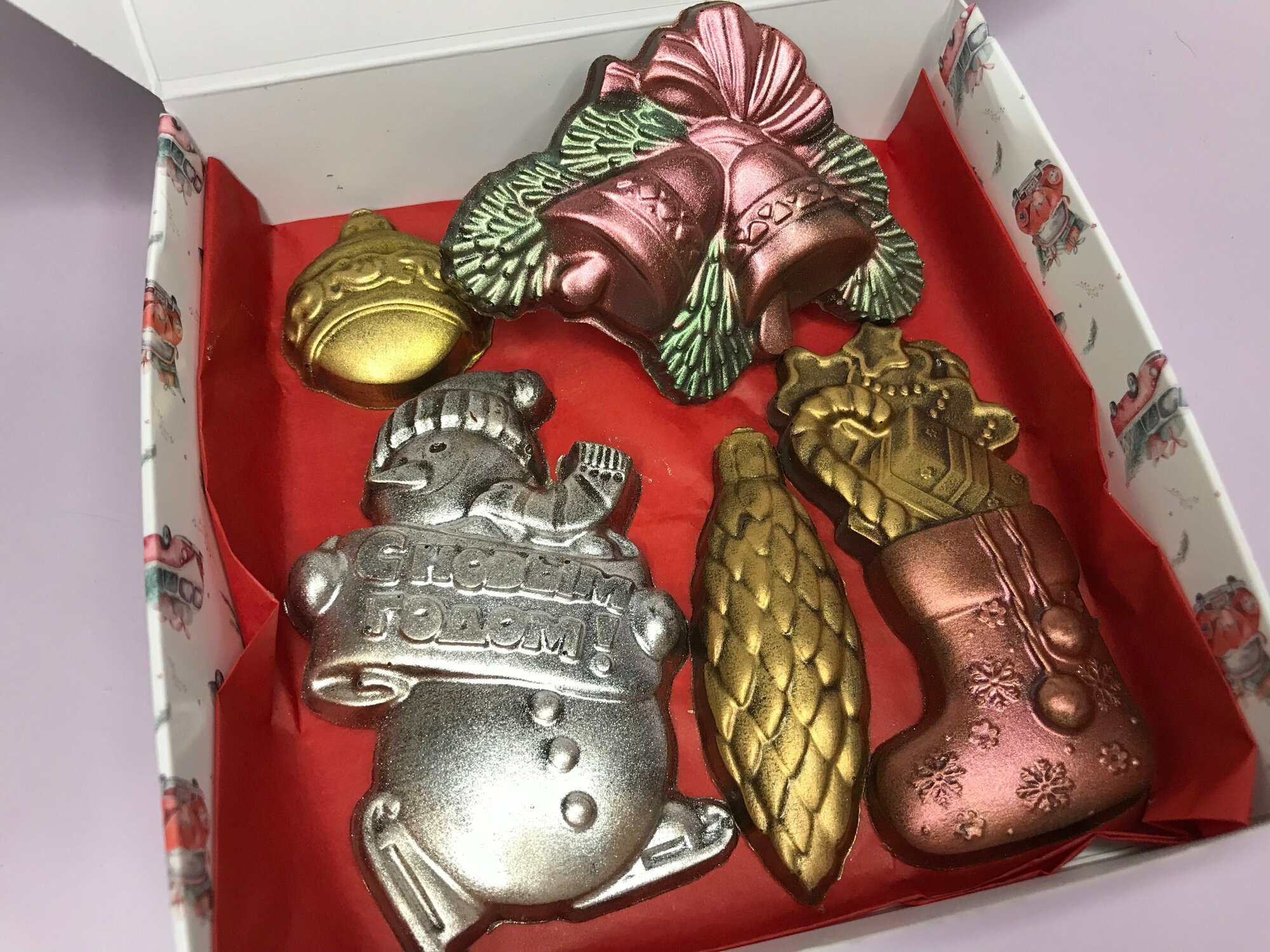 Шоколадный набор Aramiska "Снеговик", молочный шоколад, ассорти, ручная работа