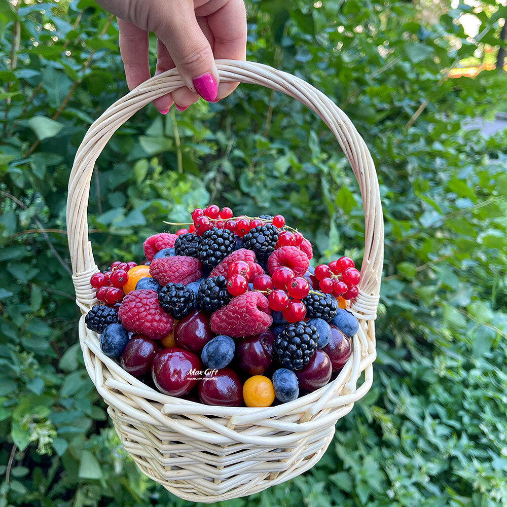 Корзина с ягодами “Изобилие ягод — S / Подарочный набор с ягодами для девушки!
