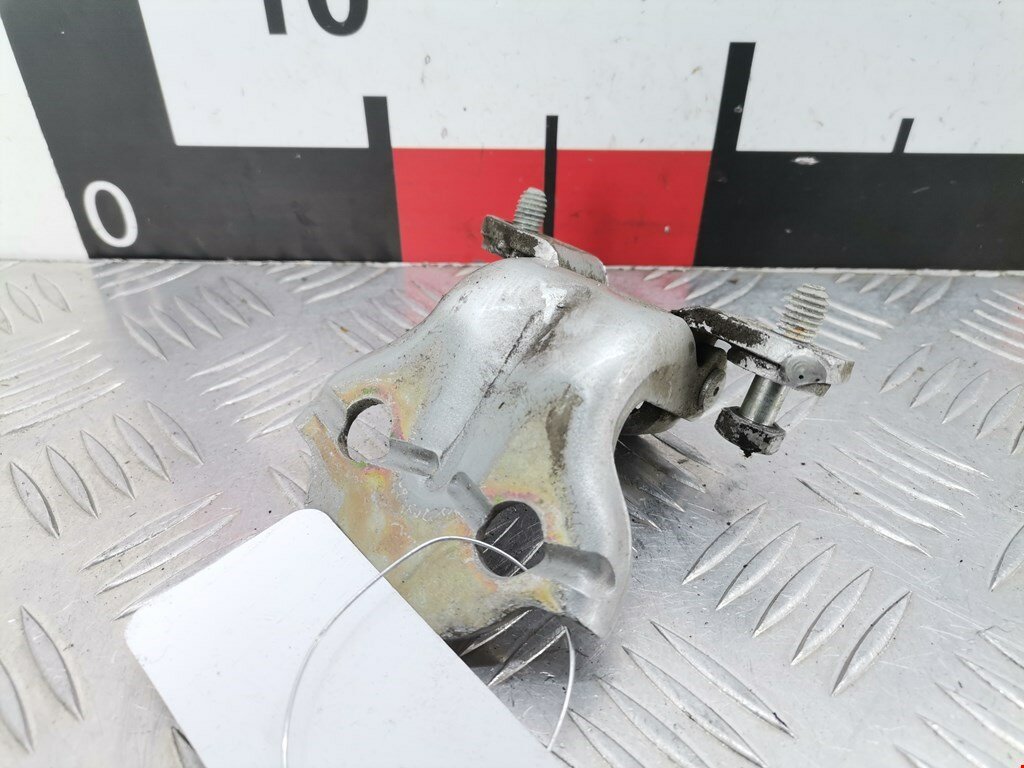 Петля двери задней левой Mitsubishi Carisma MB927781 арт. 1724480
