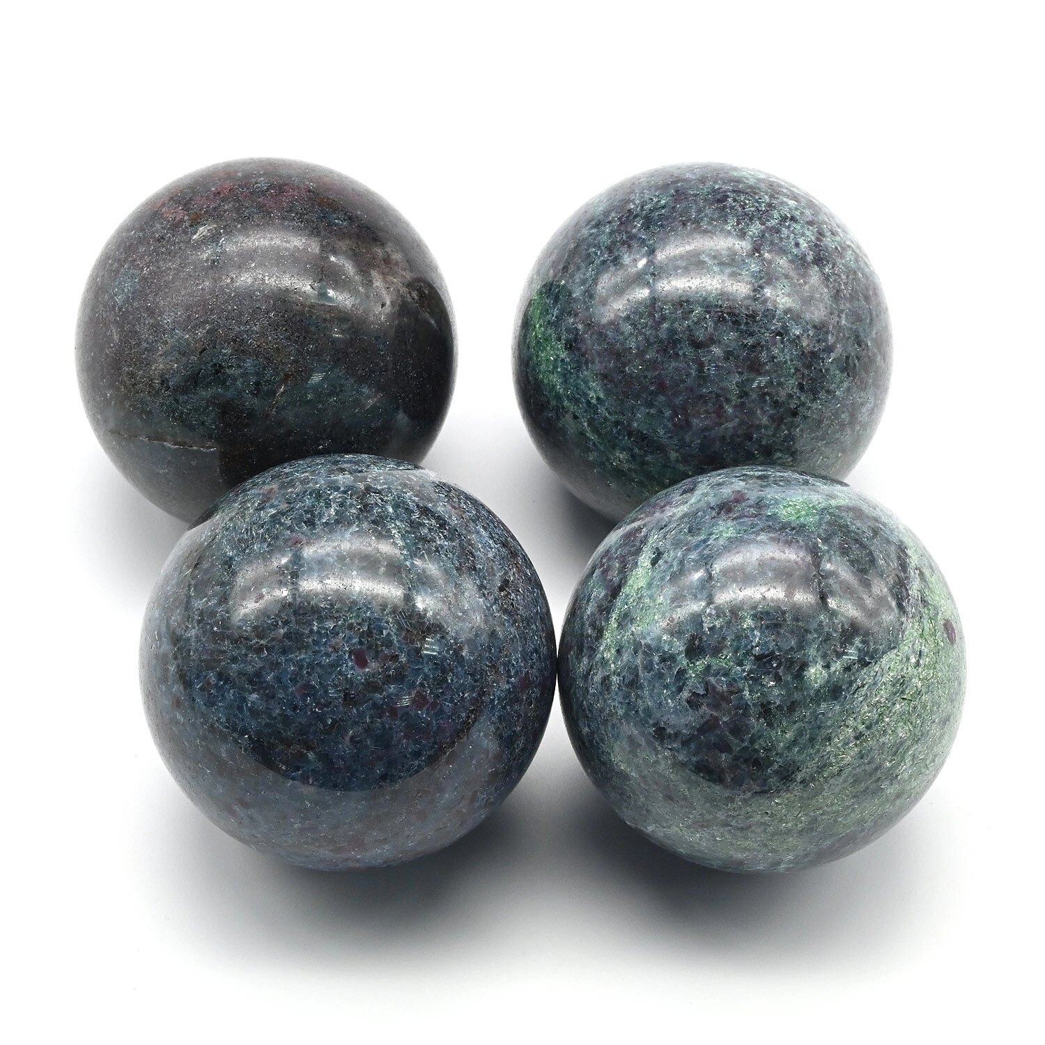 Шар из рубина, фуксита и кианита диаметр 57-58мм .