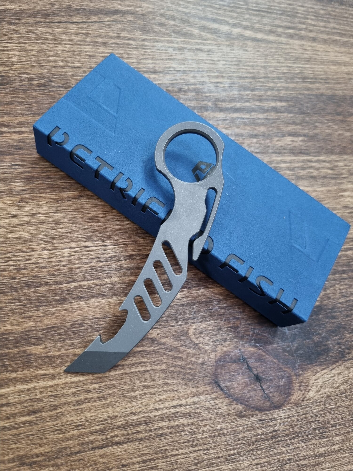 Нож-открывашка Karatool Petrified Fish PFT01, многофункциональный, титановый, темно-серый