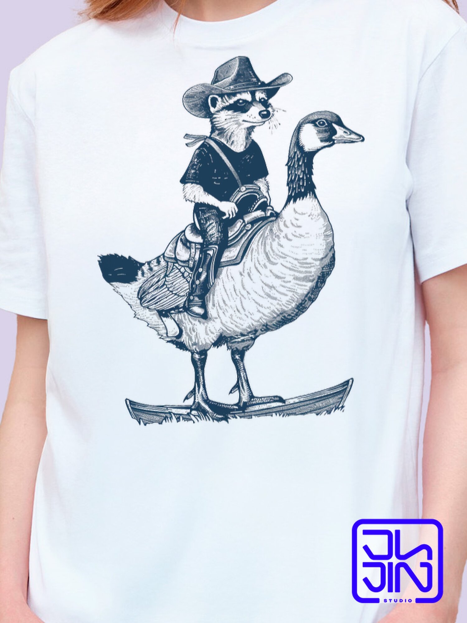 Футболка Jujin Studio классическая женская с авторским принтом Смешной ретро принт с енотом ковбоем на темно синем, синем гусе, белый хлопковый трикотаж с прикольным рисунком на груди