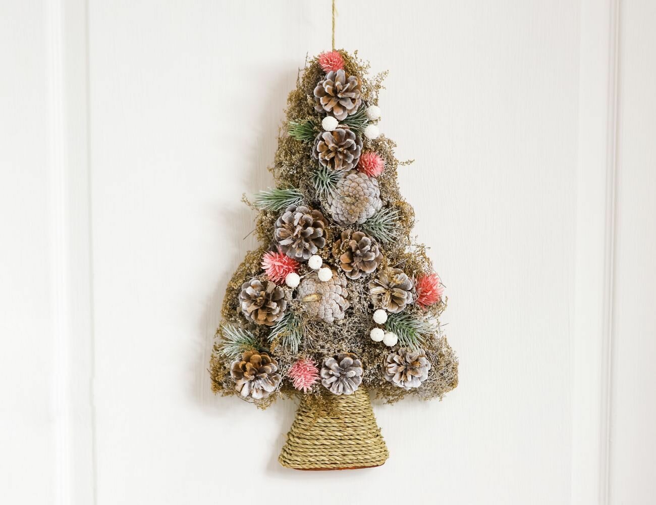 Подвесное украшение ёлка 'лесной ДАР', натуральные шишки, хвойные ветки, искусственные ягоды, джут, 44 см, Edelman 1165647