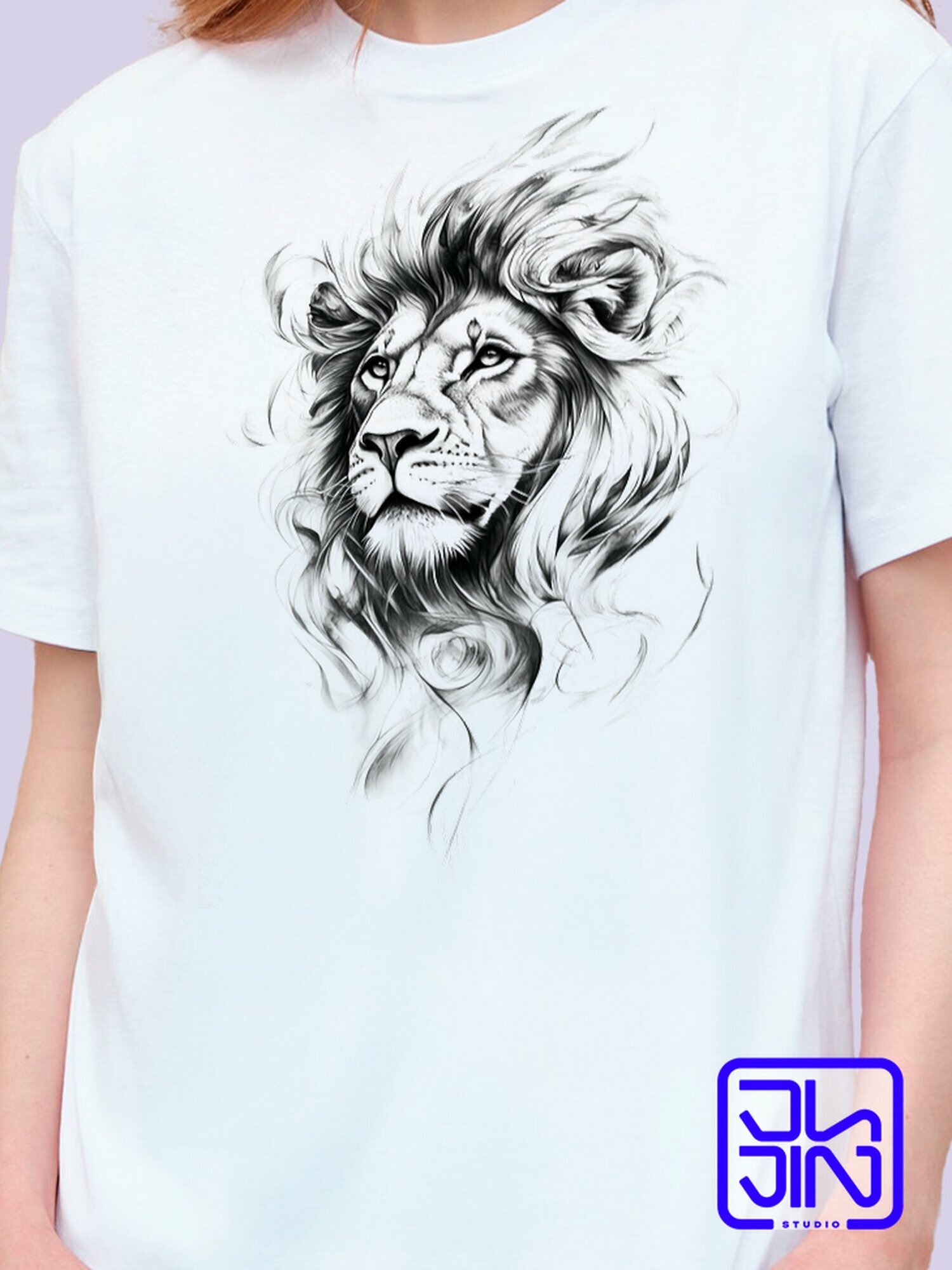 Футболка классическая женская с авторским принтом Лев крутой, величественный черно белый портрет на белом фоне дизайнерский, белый хлопковый трикотаж с прикольным рисунком на груди