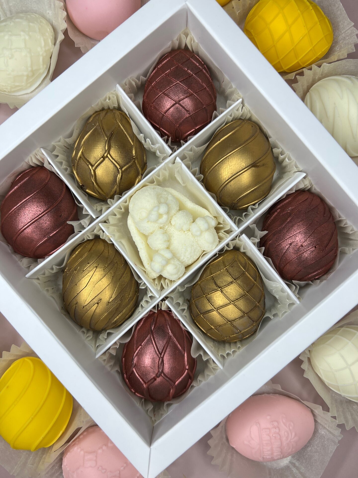 Шоколадные яйца "Набор №14 - 8 яйц и кролик", молочный шоколад, ручная работа