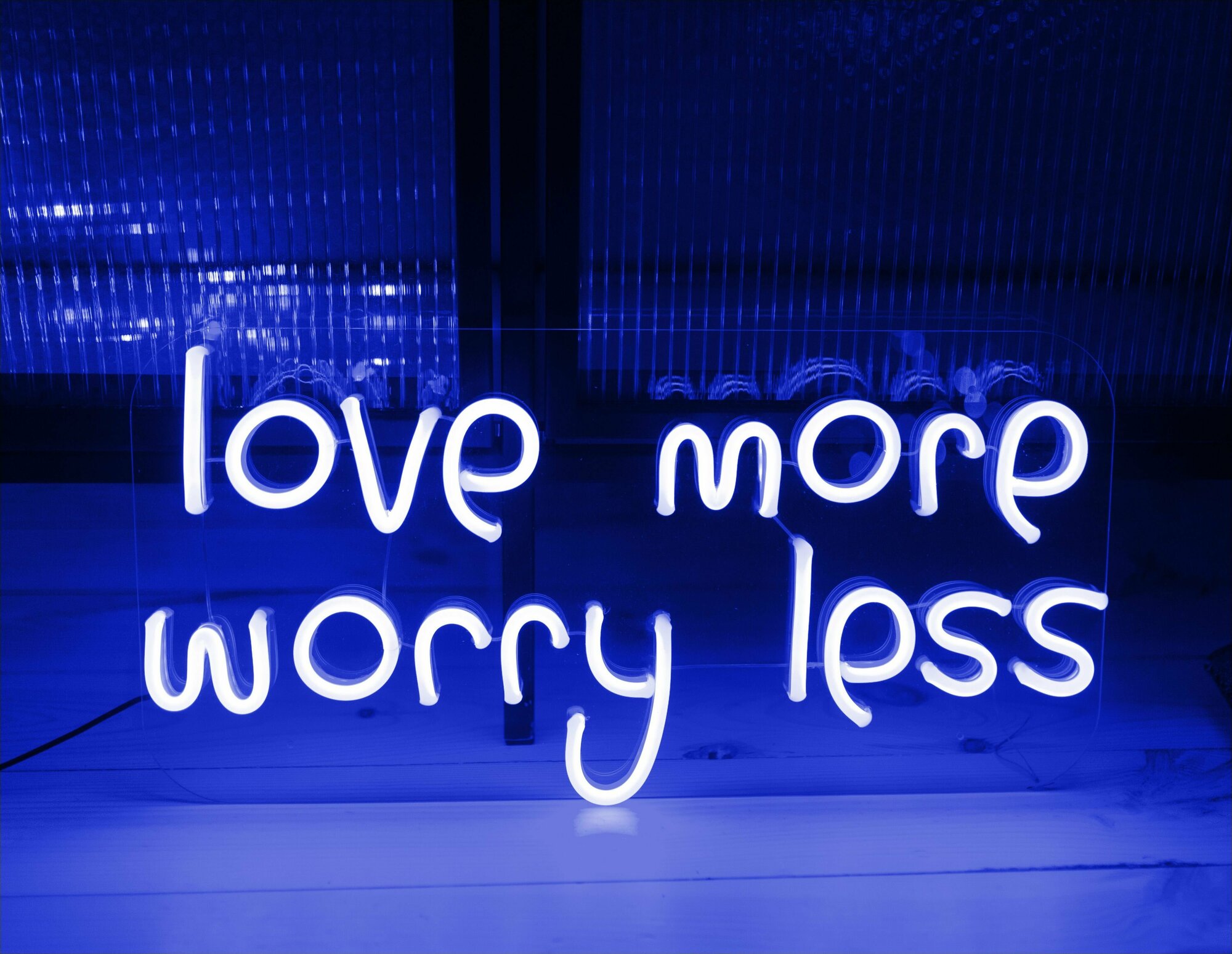 Табличка неоновая love more worry less 60x30 см, синяя