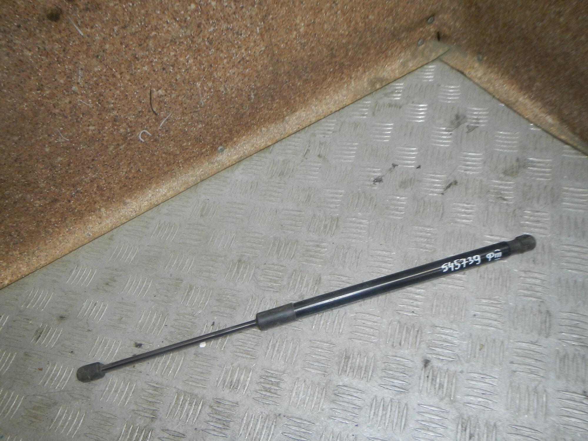 Б/У Амортизатор двери багажника, Ford (Форд)-FOCUS 3 (11-19) FORD FOCUS 3 (11-19) Без видимых повреждений. 545739 FORD а...