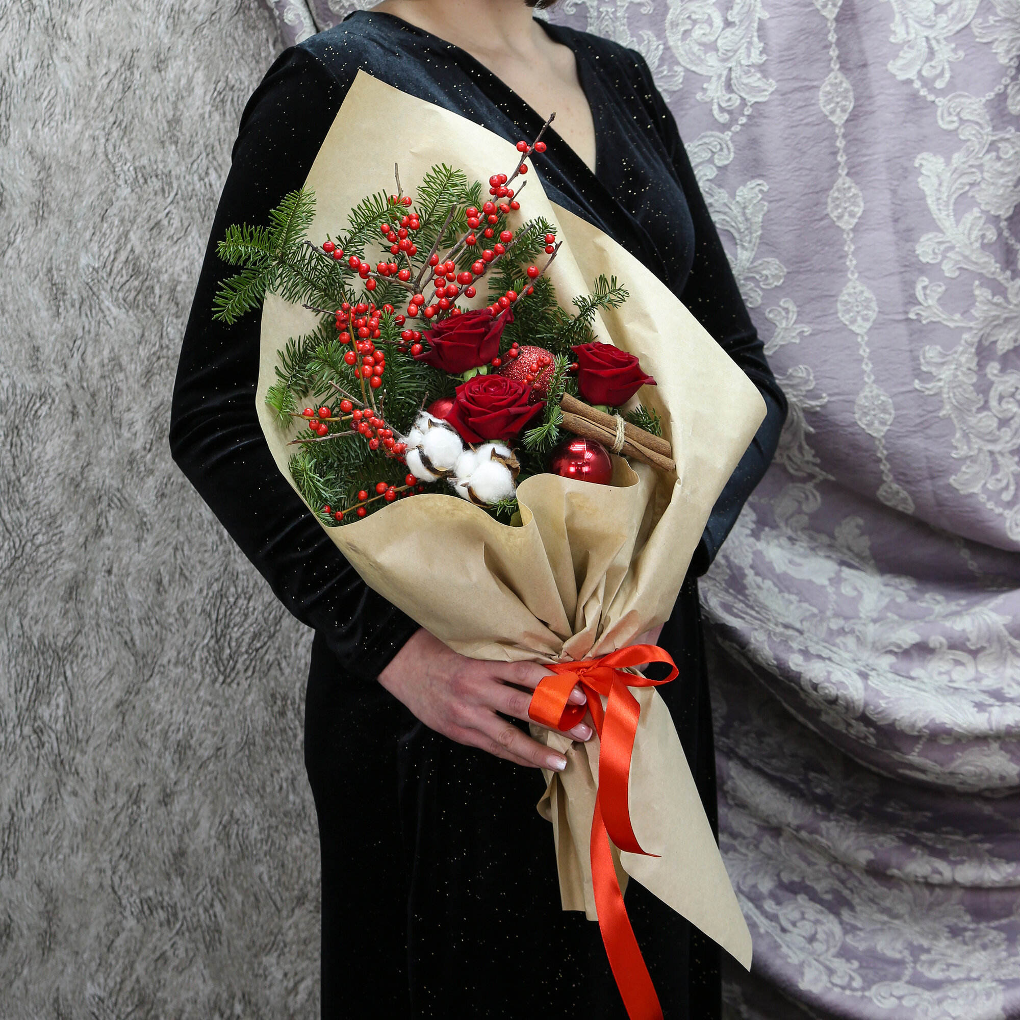 Зимний букет Flor-Pro Flowers живых цветов из роз и илекса «Огни рождества»