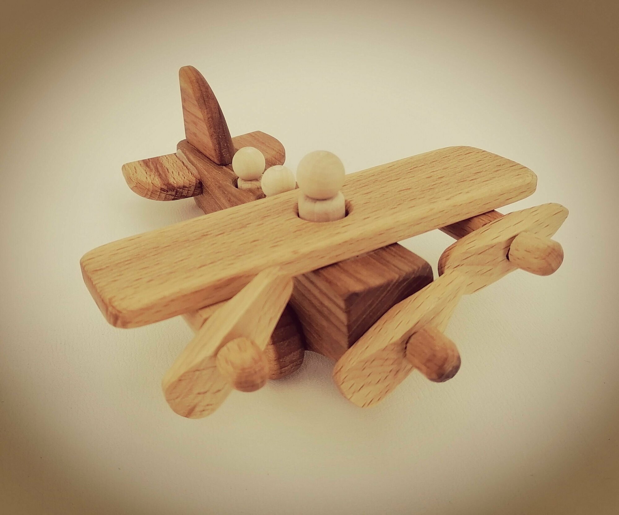 9 Мая. Самолет малый с человечками/деревянные игрушки/самолеты