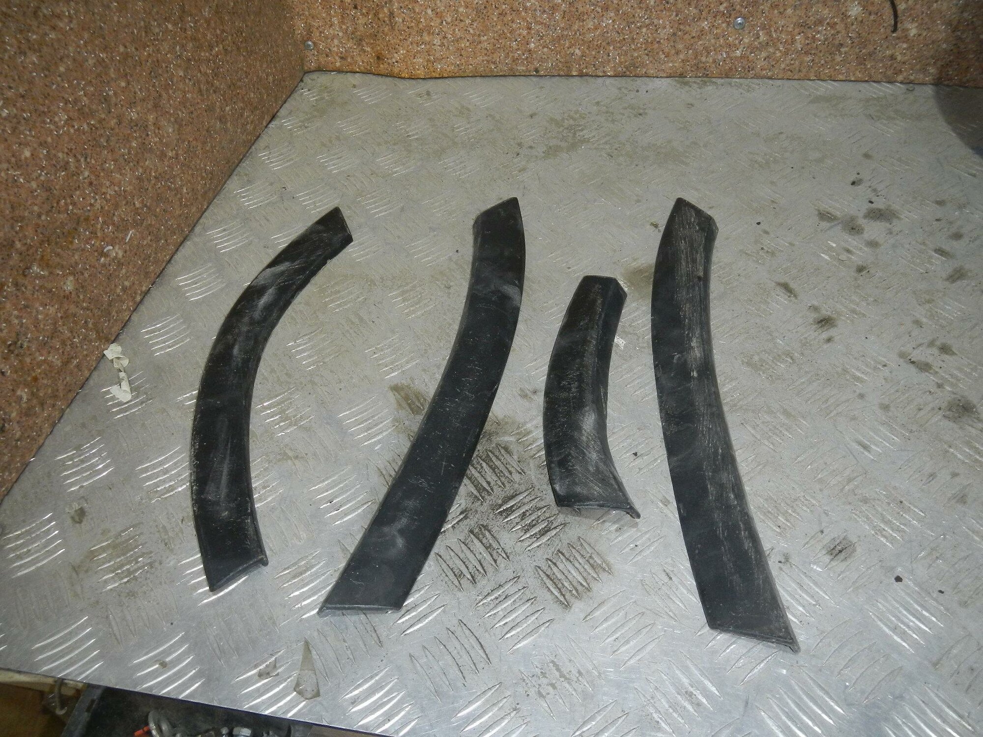 Б/У Накладка (кузов наружный), Skoda (Шкода)-KAROQ (17-) SKODA KAROQ (17-) на крылья 4шт задиры. 503060 VAG арт. 57U809973